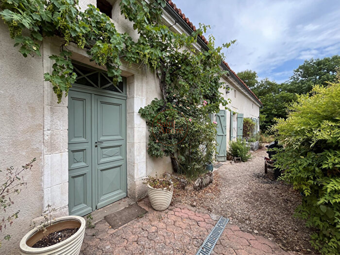 Maison 9 pièces à Roullet-Saint-Estèphe, à vendre