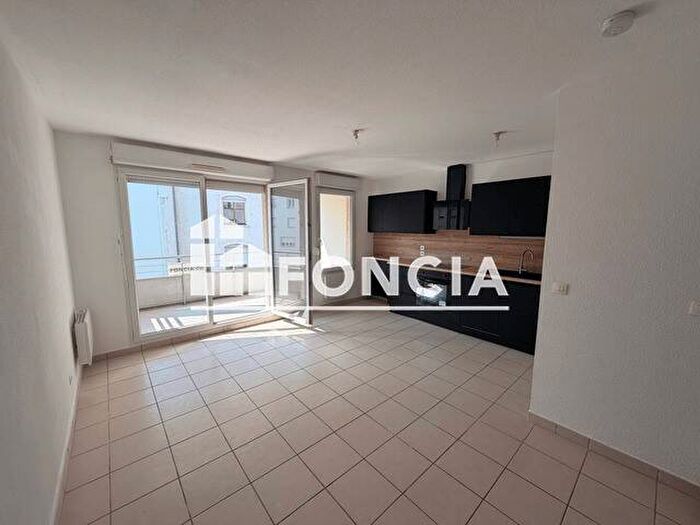 Appartement à louer - Centre Ville Est, Bourgoin-Jallieu - 2 pièces - 1 chambre