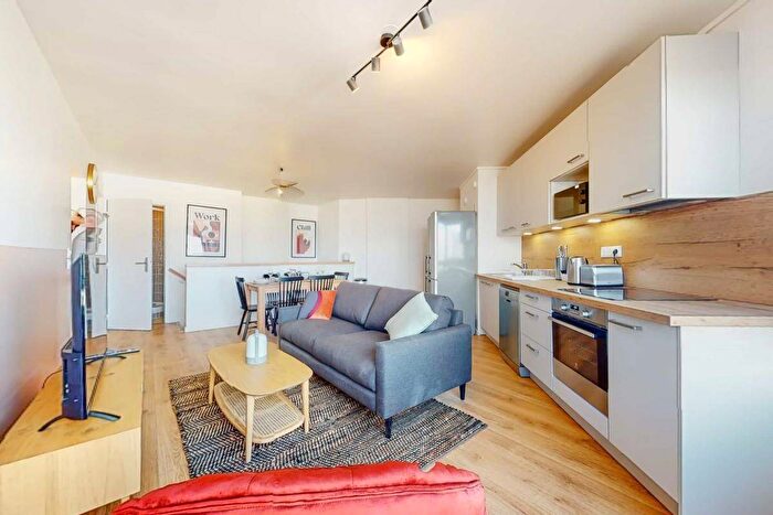 Appartement à louer - Parc-La Boule- Champs Pierreux, Nanterre - 7 pièces - 6 chambres