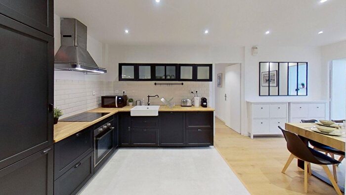 Appartement à louer - Le Bachut, Lyon ème arrondissement - 7 pièces - 2 chambres