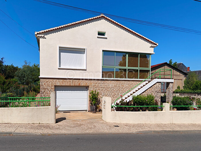 Maison 7 pièces à Civray, à vendre