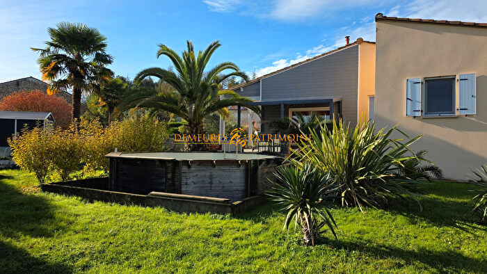 Maison à vendre - Champagne-Vigny - 5 pièces - 4 chambres