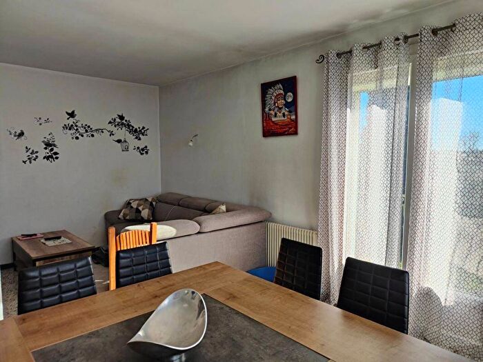 Maison à louer - Est, Marguerittes - 7 pièces - 6 chambres