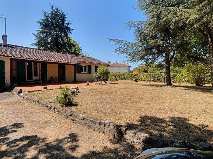 Saint-Étienne-de-Tulmont : Maison 4 pièces à vendre