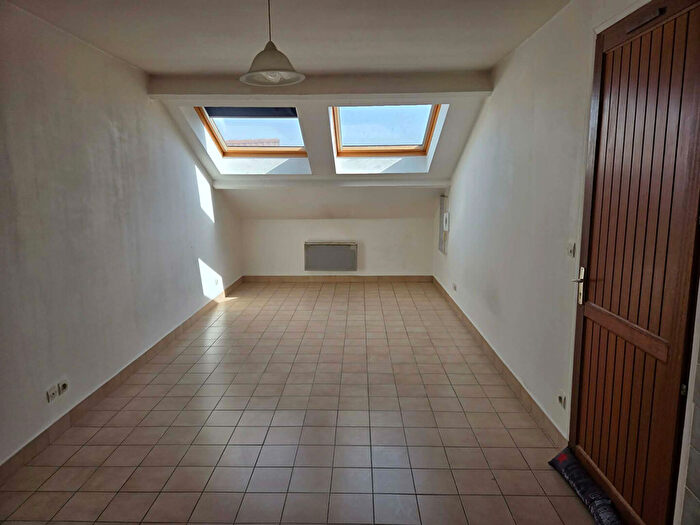 La Ville-du-Bois : Appartement 1 pièce à louer