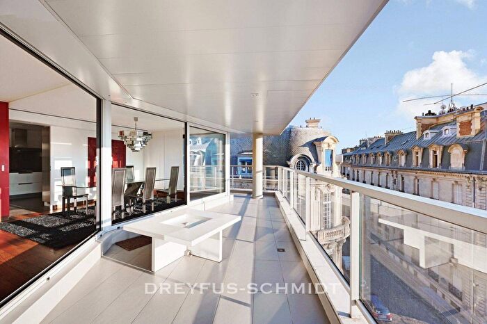 Appartement à louer - Chaillot, Paris ème arrondissement - 4 pièces - 2 chambres