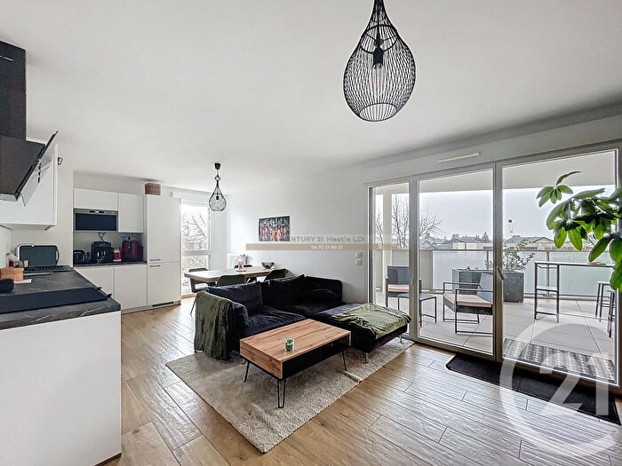 Appartement à vendre - Décines-Charpieu - 4 pièces - 3 chambres