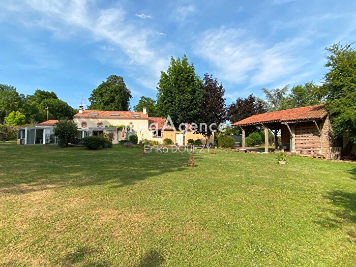 Maison à vendre - Yzernay - 9 pièces - 7 chambres