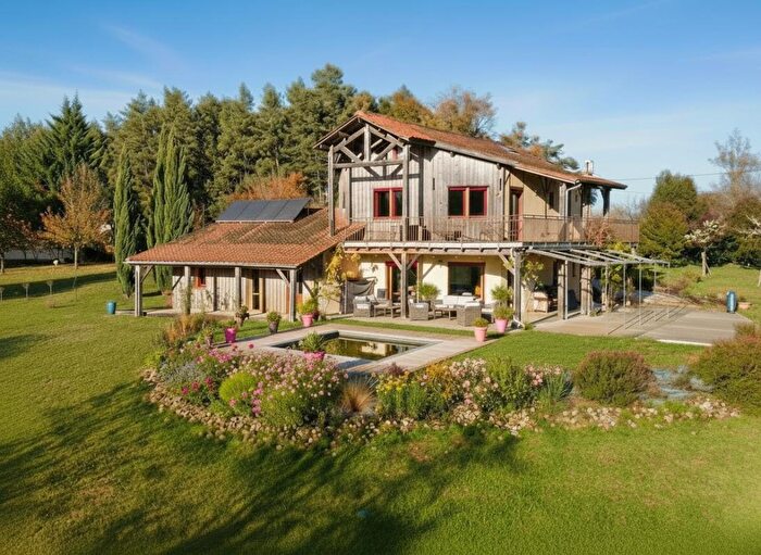 Maison à vendre - Plazac - 8 pièces - 4 chambres