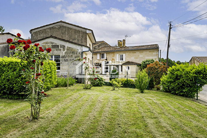 Maison à vendre - Lussac - 5 pièces - 2 chambres