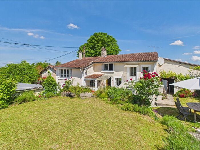 Maison à vendre - Verteillac - 5 pièces - 3 chambres