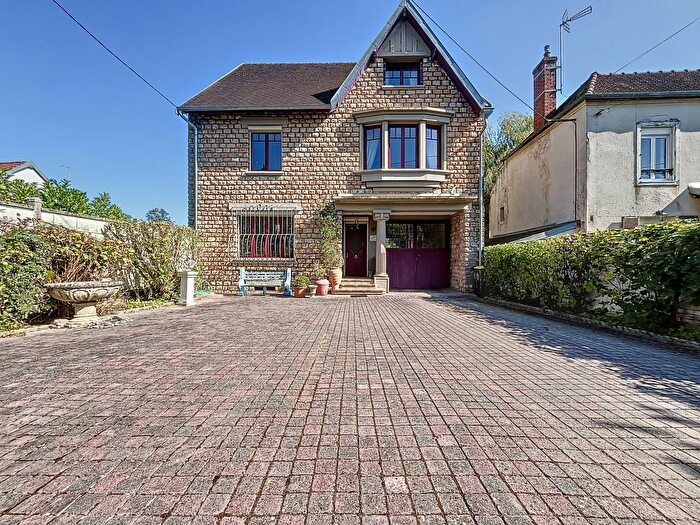 Maison à vendre - Lamarche-sur-Saône - 8 pièces - 6 chambres