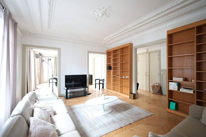 Appartement à louer - Chaillot, Paris ème arrondissement - 5 pièces - 3 chambres