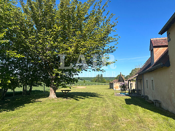 Saint-Germain-de-la-Coudre : Maison 8 pièces à vendre