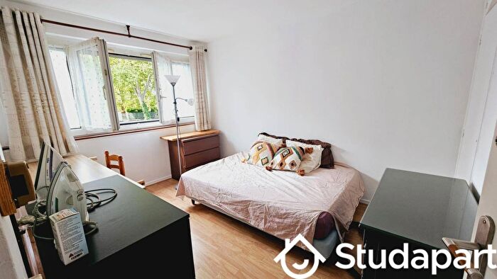 Appartement à louer - Descartes, Massy - 1 pièce - 2 chambres