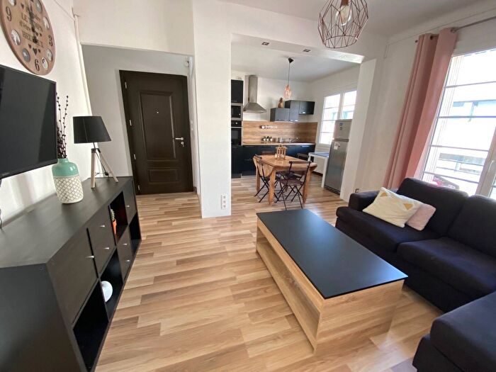 Appartement à louer - Esplanade, Nîmes - 3 pièces - 2 chambres