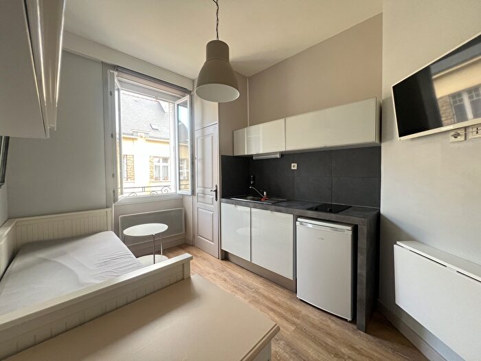 Quartiers Centre, Saint-Anne : Appartement 1 pièce à louer