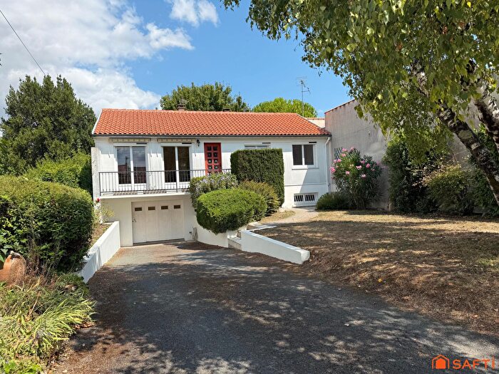 Maison à vendre - Saint-Jean-dAngély - 5 pièces - 3 chambres