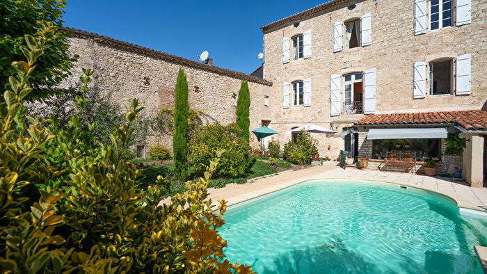Maison 13 pièces à Montcuq, à vendre