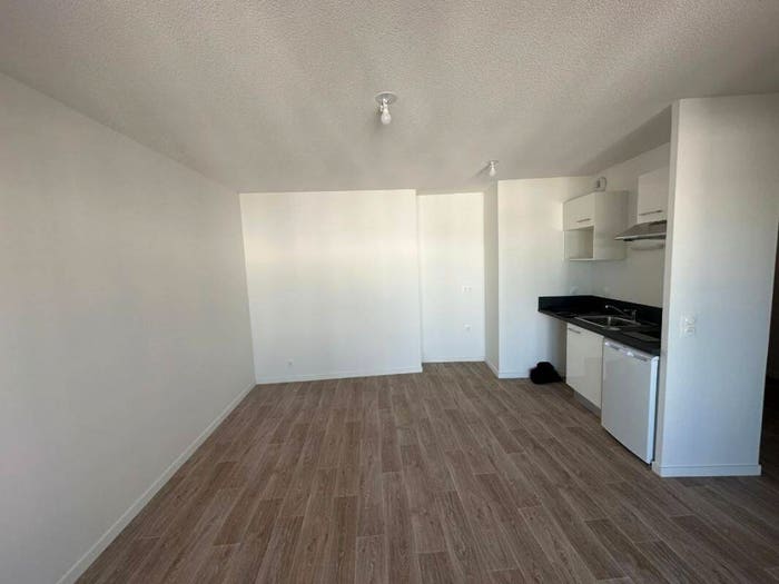 Zone Industrielle Quatre Pavillons-La Gardette, Lormont : Appartement 2 pièces à louer
