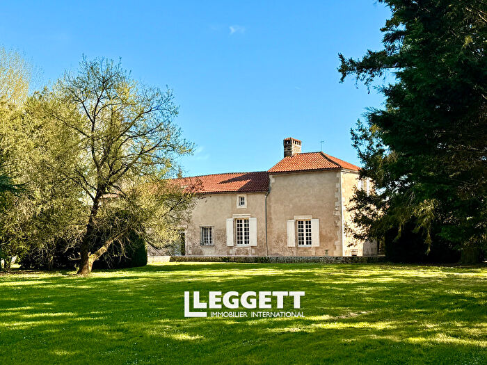 Maison à vendre - Chasseneuil-du-Poitou - 8 pièces - 4 chambres