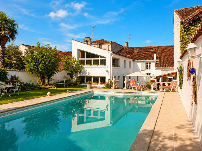 Maison 7 pièces à Matha, à vendre