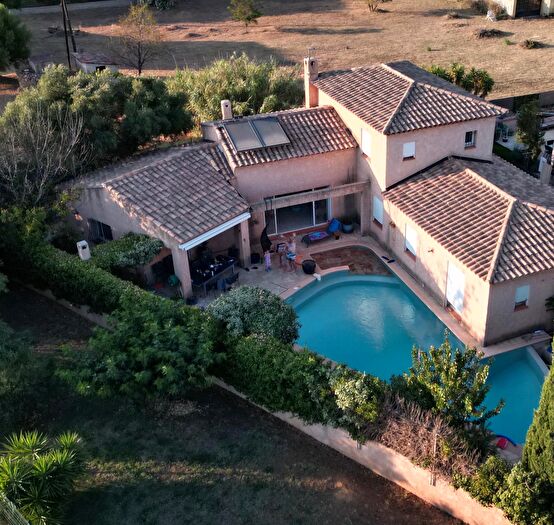 Maison à vendre - La Londe-les-Maures, Centre-ville - 7 pièces - 5 chambres