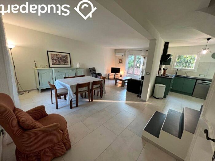 Appartement à louer - Aiguebonne, Saint-Raphaël - 1 pièce - 3 chambres