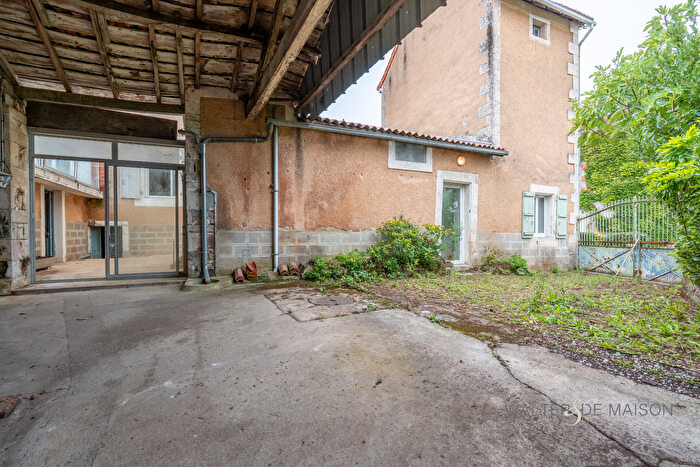 Maison à vendre - Saint-Angeau - 8 pièces - 4 chambres