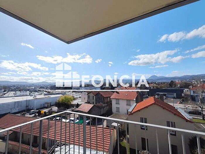 Appartement à louer - Le Brezet, Clermont-Ferrand - 3 pièces - 2 chambres