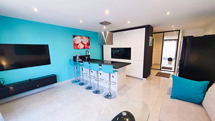 Appartement à louer - Montchat, Lyon ème arrondissement - 6 pièces - 5 chambres