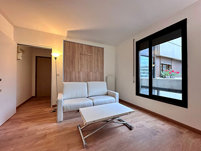 Appartement à louer - Suresnes, Centre-ville - 1 pièce