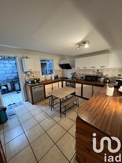 Maison à vendre - Le Tampon, Trois Mares - 9 pièces - 4 chambres