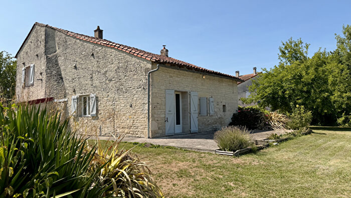 Maison 5 pièces à vendre à Aigre