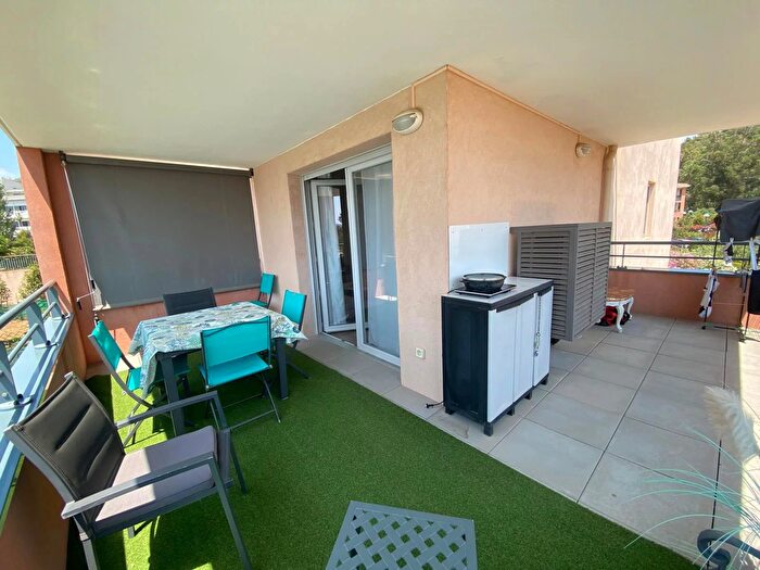 Bormes-les-Mimosas, Centre-ville, Le Pin : Appartement 3 pièces à vendre
