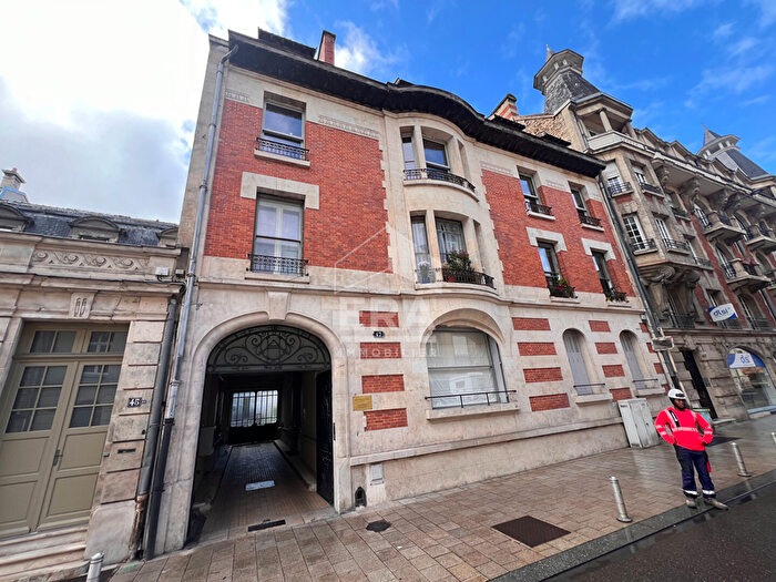 Appartement à louer - Reims, Centre-ville - 3 pièces - 2 chambres