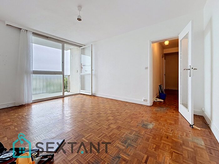 Saint-Étienne-du-Rouvray, Langevin, Barbusse, Ruelle Danseuse : Appartement 3 pièces à vendre