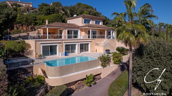 Maison à vendre - Saint-Raphaël - 8 pièces - 5 chambres