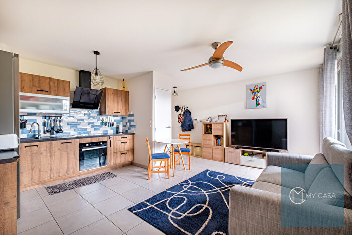 Appartement à vendre - Chassieu - 3 pièces - 2 chambres