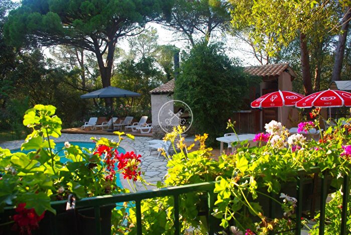 Maison à vendre - Roquebrune-sur-Argens, La Bouverie - 13 pièces - 7 chambres