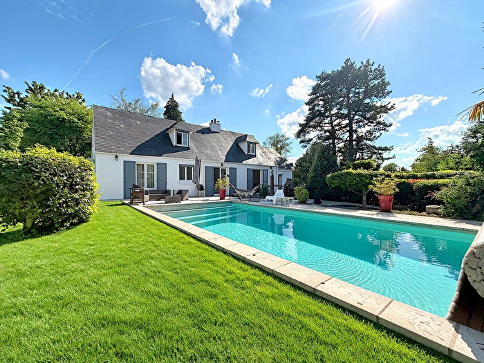 Maison 8 pièces à Férolles-Attilly, à vendre