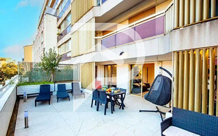 Appartement à louer - Cannes, Centre-ville - 3 pièces - 2 chambres