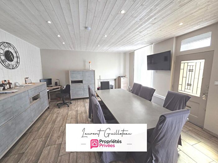 Saint-Laurent-sur-Sèvre : Maison 6 pièces à vendre