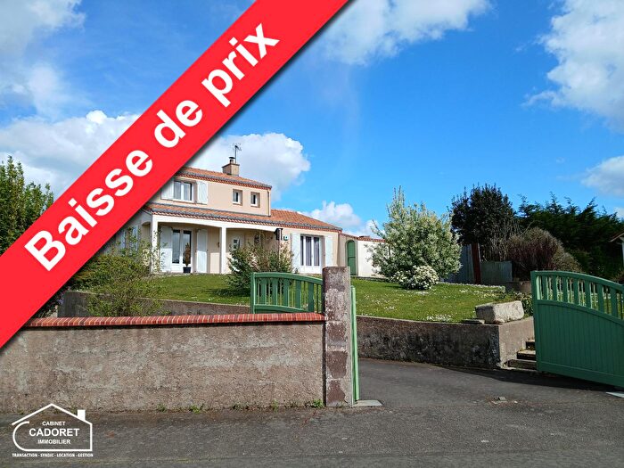 Maison à vendre - Saint-Viaud - 5 pièces - 4 chambres