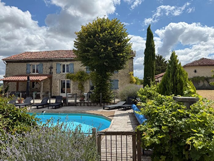 Saint-Laurent-de-Belzagot : Maison 9 pièces à vendre