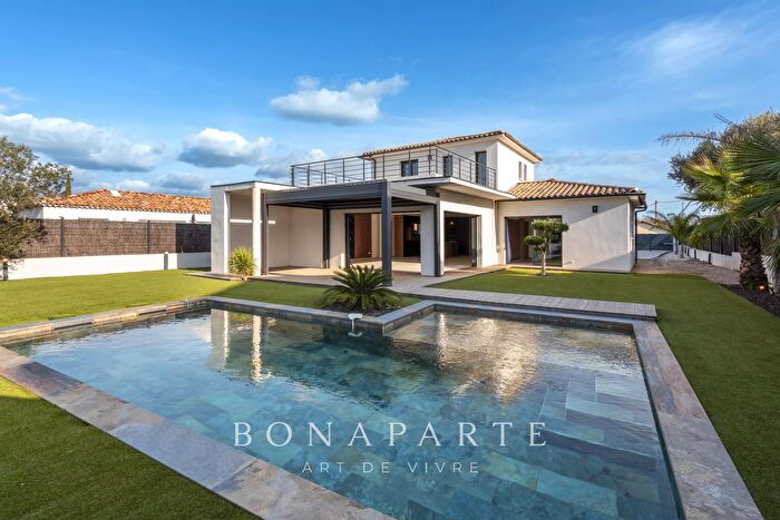 Maison à vendre - Roquebrune-sur-Argens, Les Fourques, Le Défens, Les Quatre Chemins - 6 pièces - 4 chambres