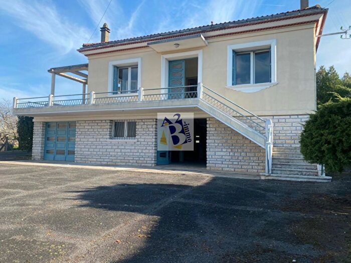 Maison à vendre - Magnac-sur-Touvre - 5 pièces - 3 chambres