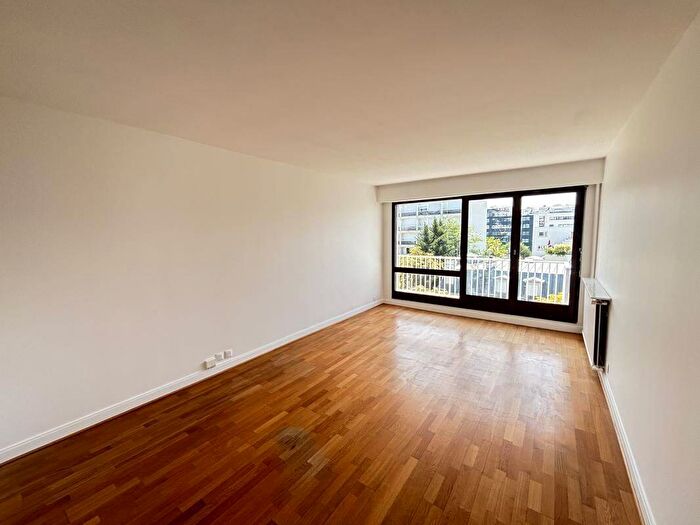 Hôtel de Ville, Courbevoie : Appartement 3 pièces à louer