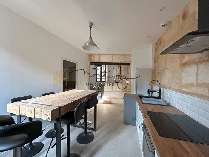 Appartement à louer - Arles, Centre-ville - 4 pièces - 3 chambres