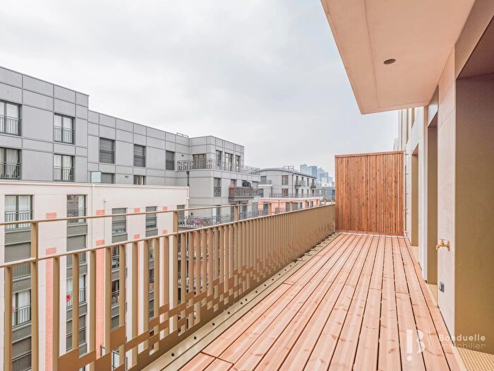 Appartement à louer - Courbevoie, Marceau République - 4 pièces - 3 chambres